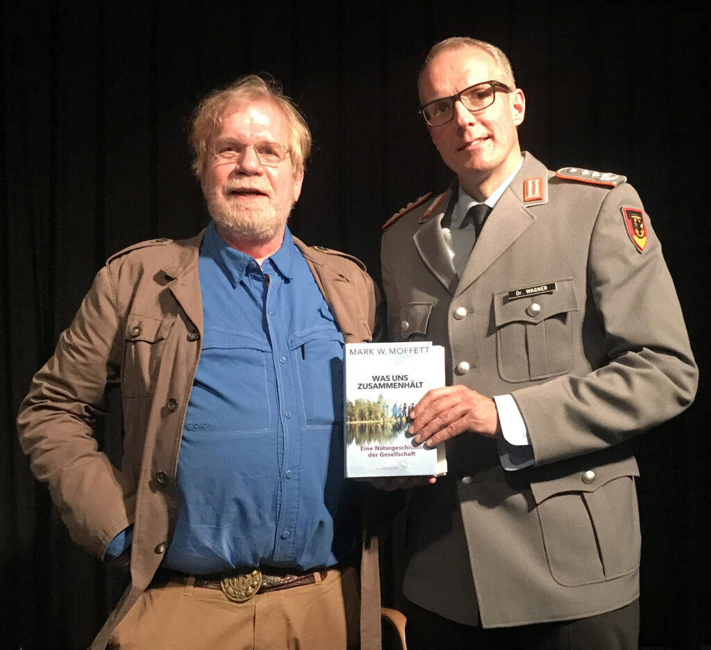 The Human Swarm - Mark W. Moffett